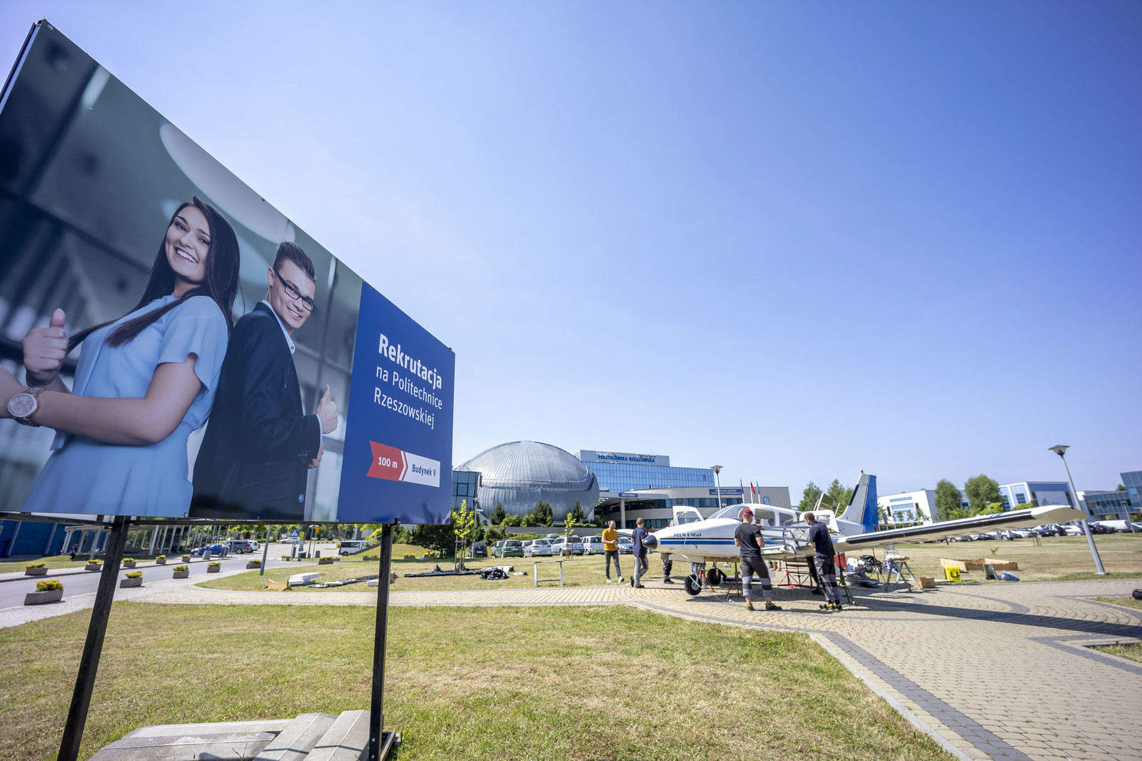 Samolot PZL M-20 „Mewa” stanął przed obiektami Politechniki ...