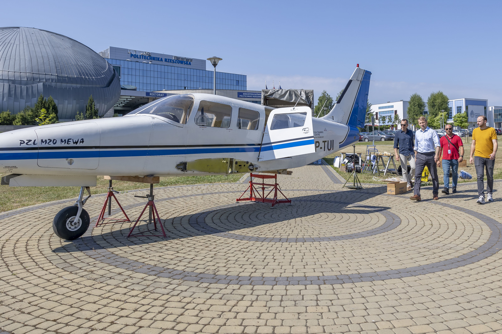 Samolot PZL M-20 „Mewa” stanął przed obiektami Politechniki ...